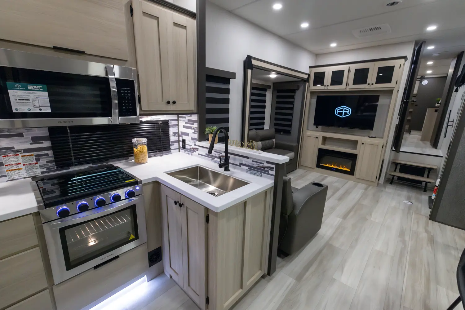 2026 Wildcat Fifth Wheels 33CHEF Floorplan - Forest River RV